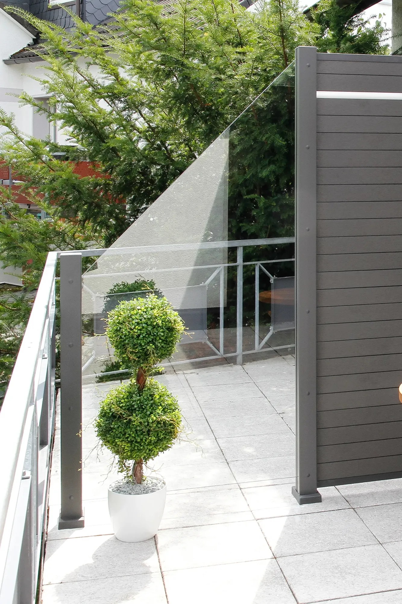 Séparation de balcon et terrasse en verre