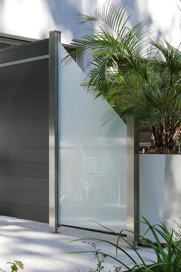 Séparation de balcon et terrasse en verre